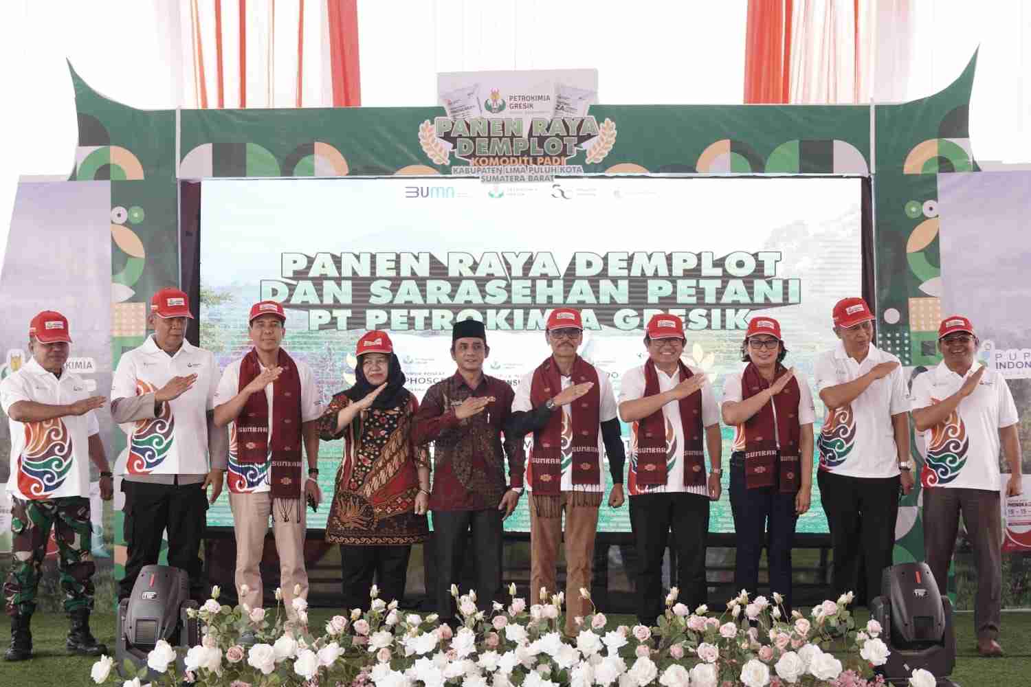 Bersama Dirut PT. Petrokimia Gresik, Bupati Safaruddin Gelar Panen Raya Demplot Phosgreen Dan Za ...