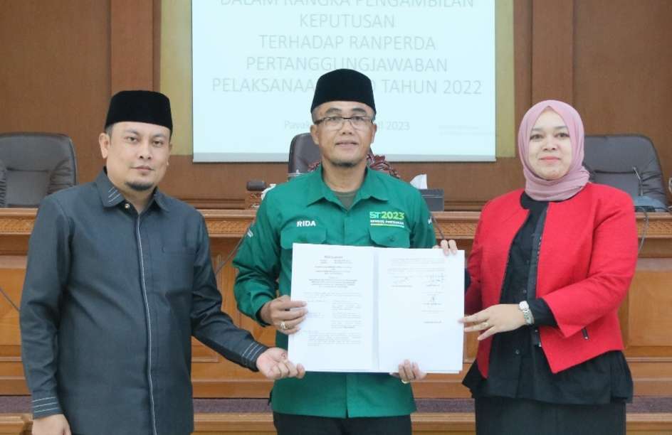DPRD Bersama Wako Rida Ananda Sahkan Perda Pertanggungjawaban APBD TA 2022 - Tipikal Online