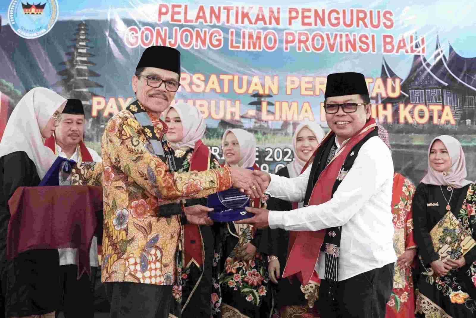 Saksikan Pengukuhan Gonjong Limo Bali, Bupati Safaruddin Dan Pj Wali ...